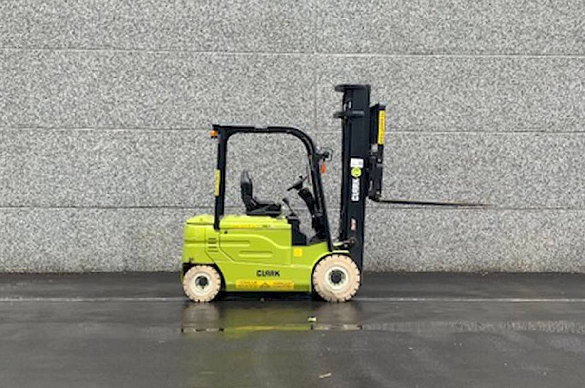 Verhuur Heftruck Clark GEX30S hoge mast